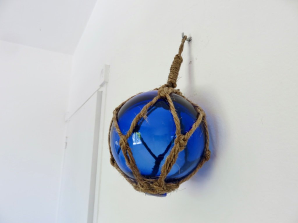 Glazen visbal met touw, 1950 | €40 | Whoppah