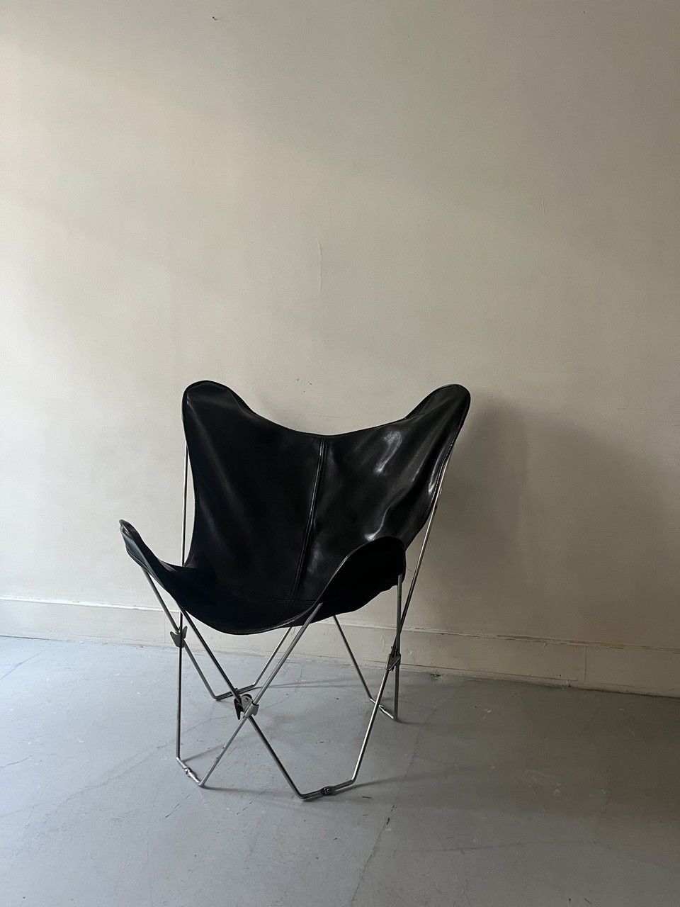 Fauteuil Design Papillon en Chrome et Cuir Noir | €280 | Whoppah