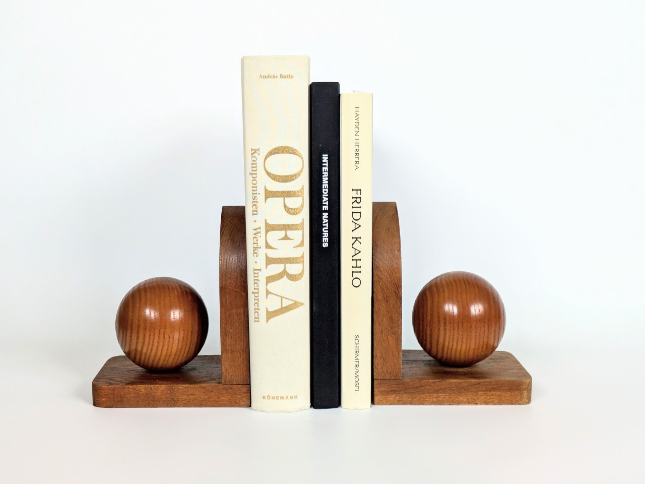 Pair Of Ball Bookends | Oak Wood | Dark Academia Midcentury | €70 | Whoppah