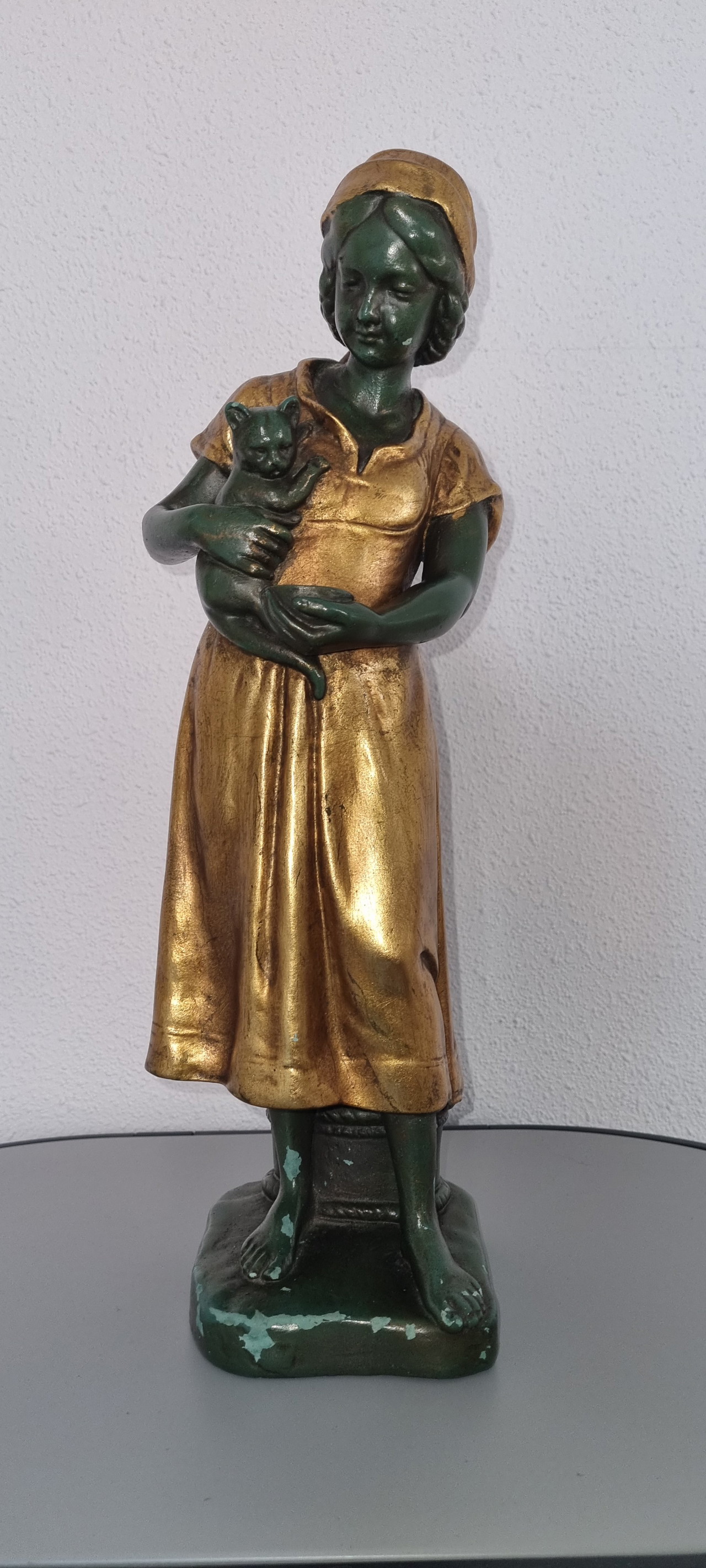 Mädchen mit Kater auf dem Arm von Paridon Brothers | €250 | Whoppah