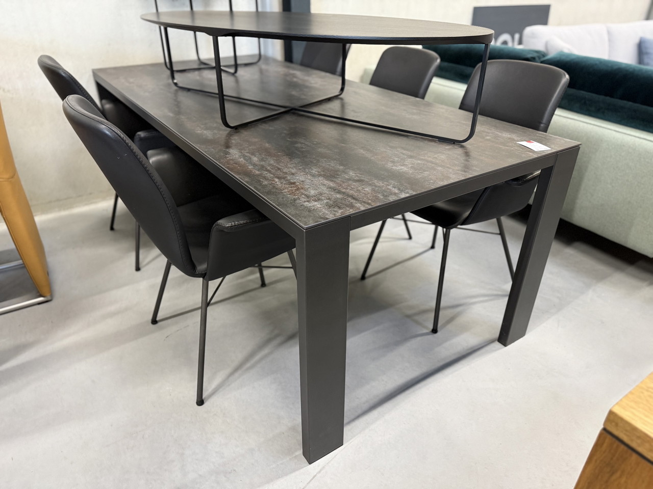 Bert Plantageie Esszimmerstühle 4xBlake - 1xVier schwarzes Leder | €995 ...