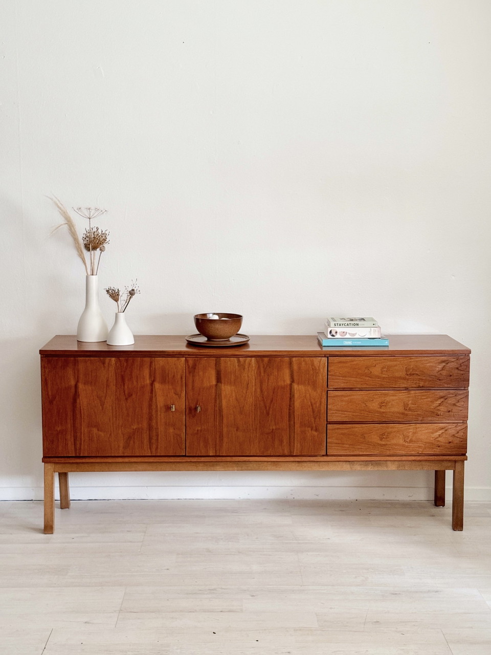 Minimalistisches Vintage-Sideboard 1960er Jahre | €1,150 | Whoppah