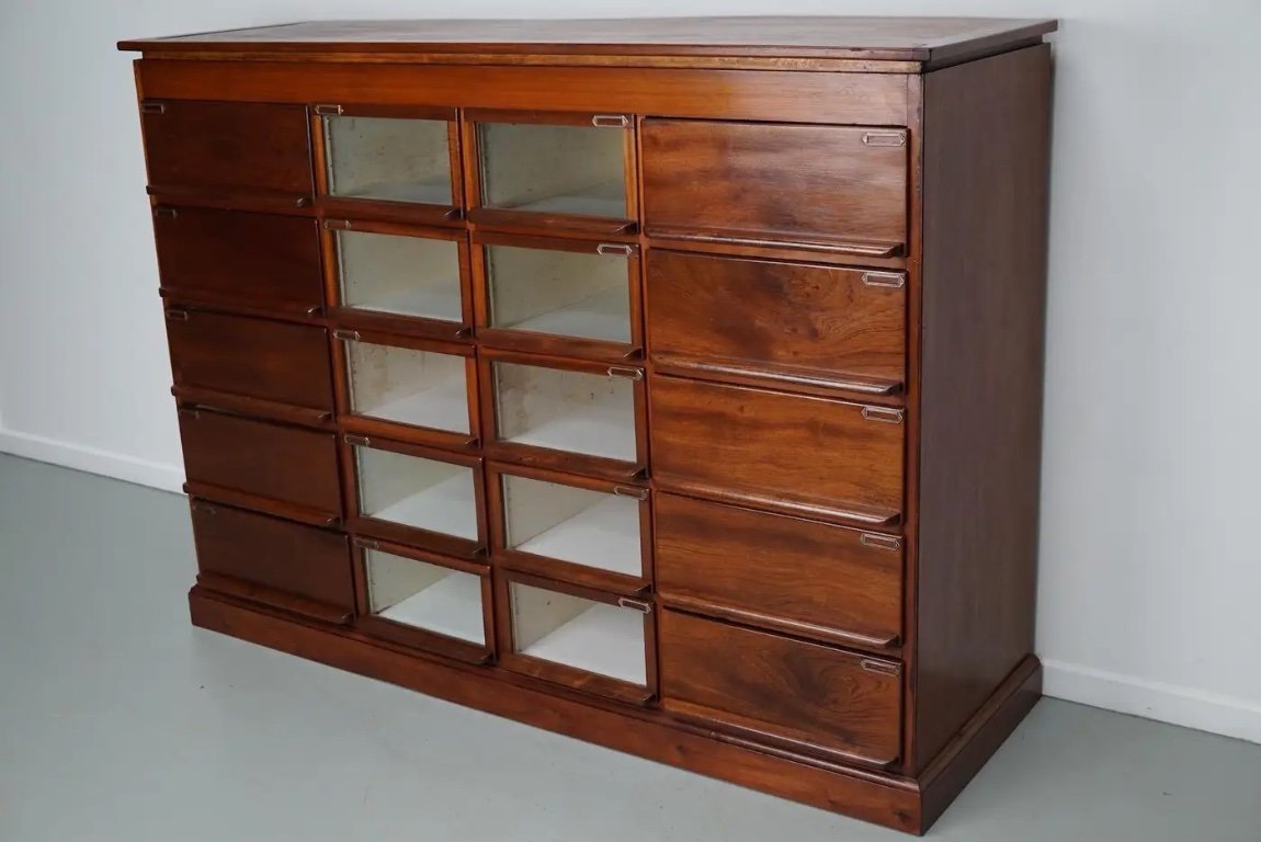 Mueble de mercería vintage de roble y caoba holandés, década de 1930 ...