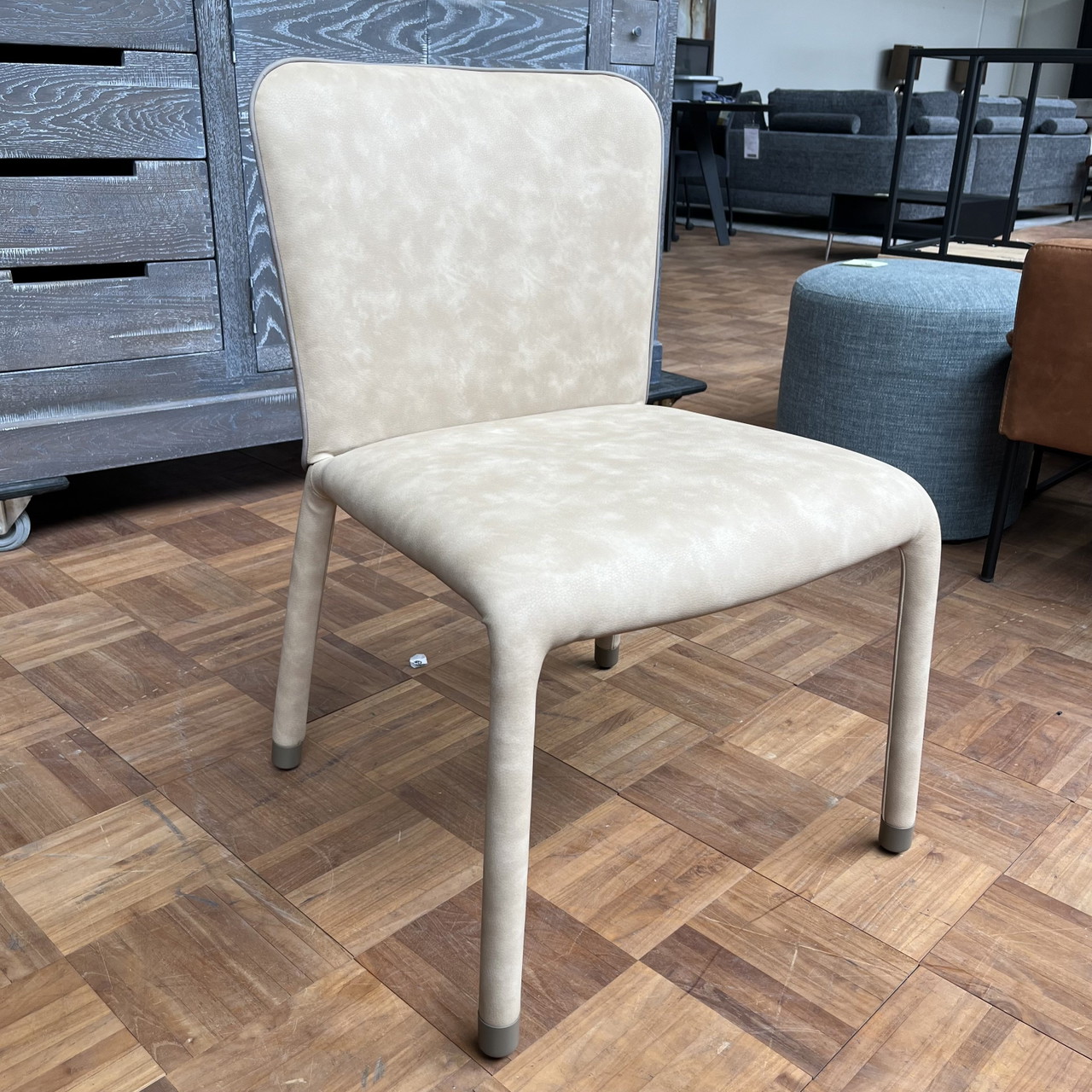 MIDJ S1 dining chair (set of 5) | €2,590 | Whoppah