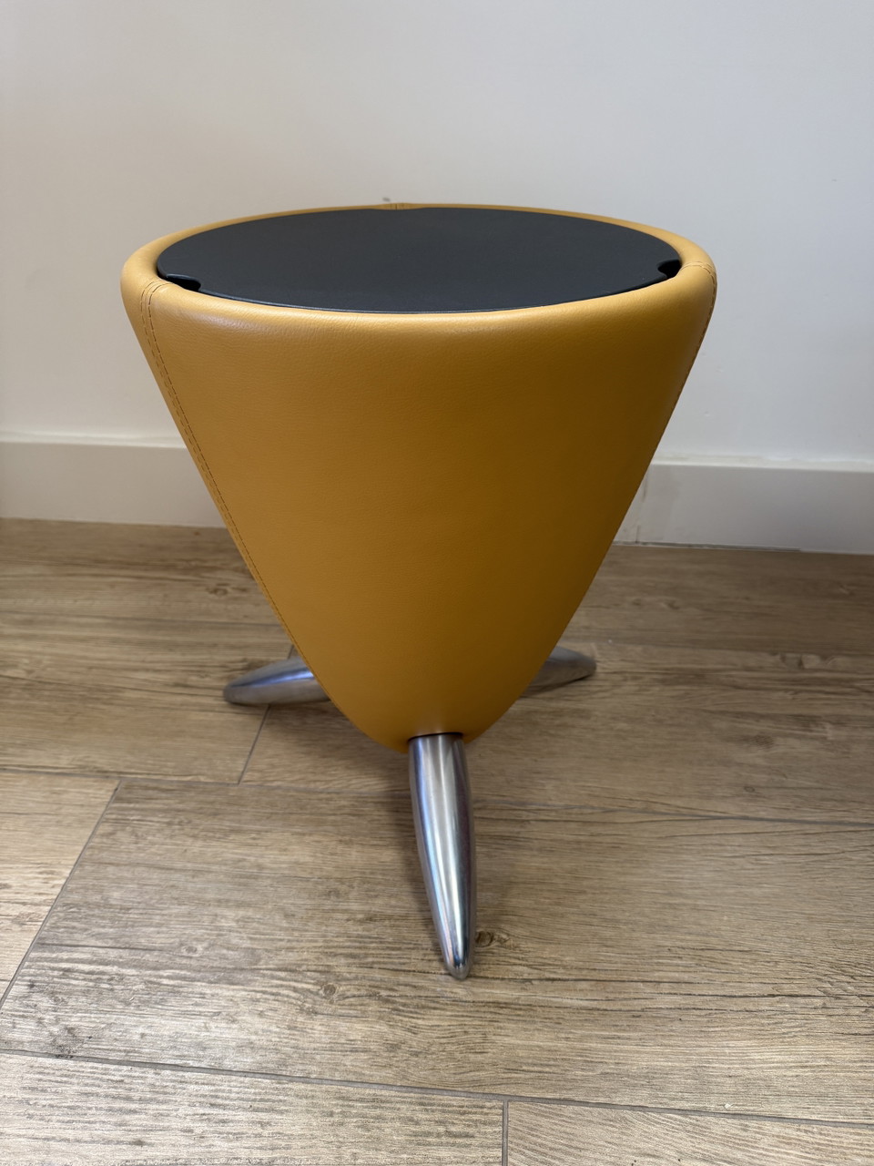 Leolux Tam Tam Side Table Yellow Leather | €450 | Whoppah