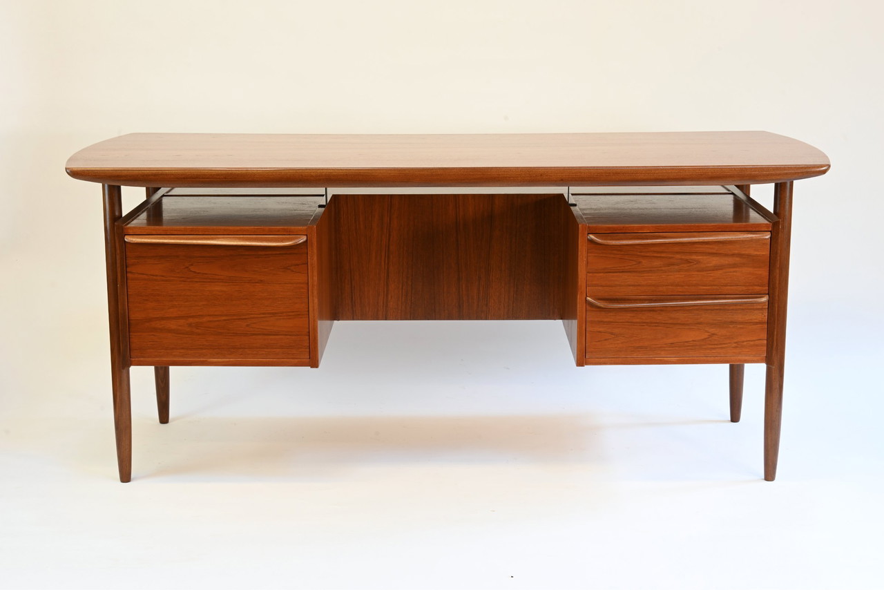 Bureau Cowhorn And Teck | €2,400 | Whoppah