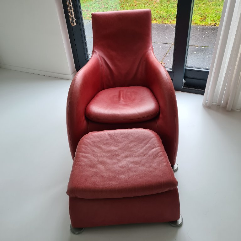 Rode Gerard van den Berg Loungestoel met bijbehorende voetenbank | €450 ...