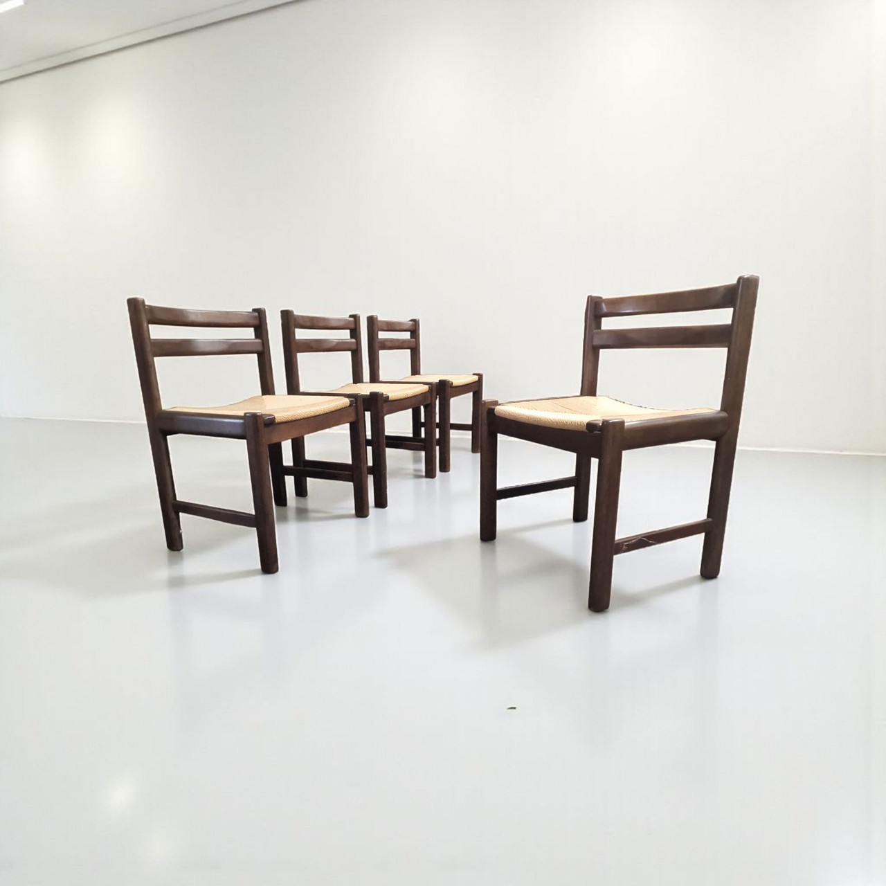 Juego de cuatro sillas de comedor al estilo de Børge Mogensen, serie ...