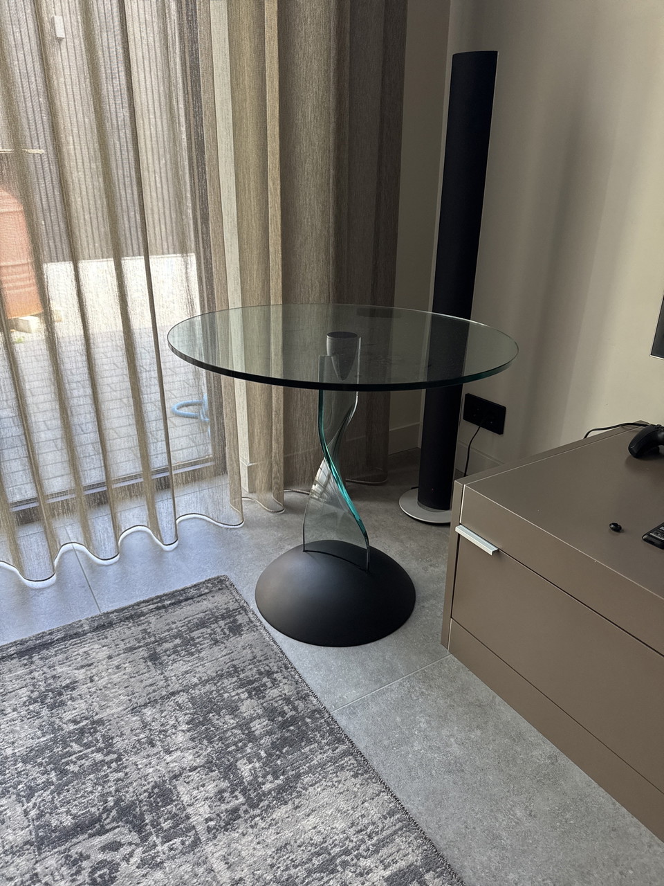 Glazen design tafeltje | €250 | Whoppah