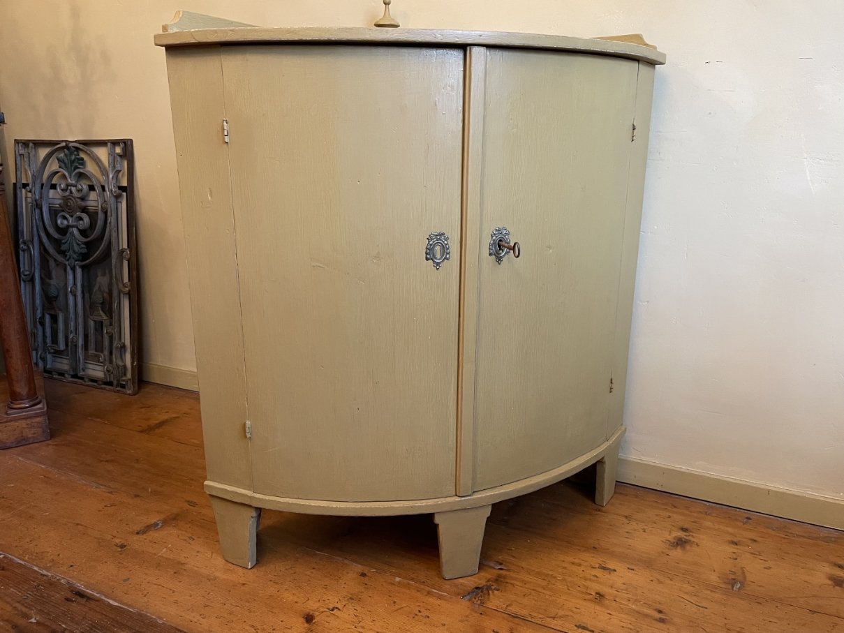 Corner Cabinet Spherical Doors Dutch | €795 | Whoppah