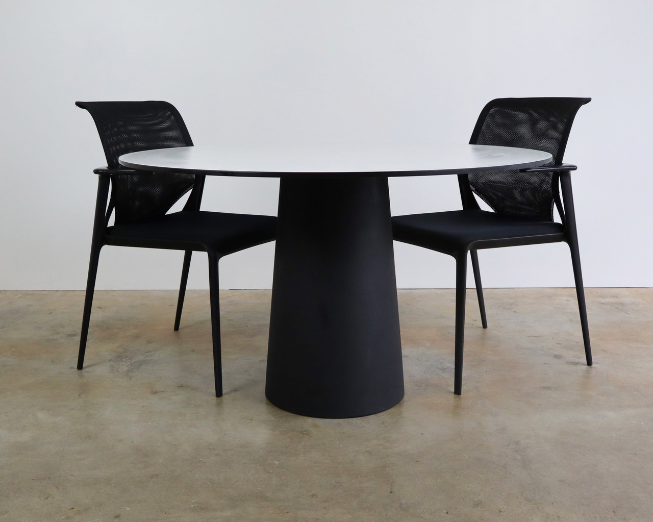 Moooi Container Tafel Rond | €800 | Whoppah