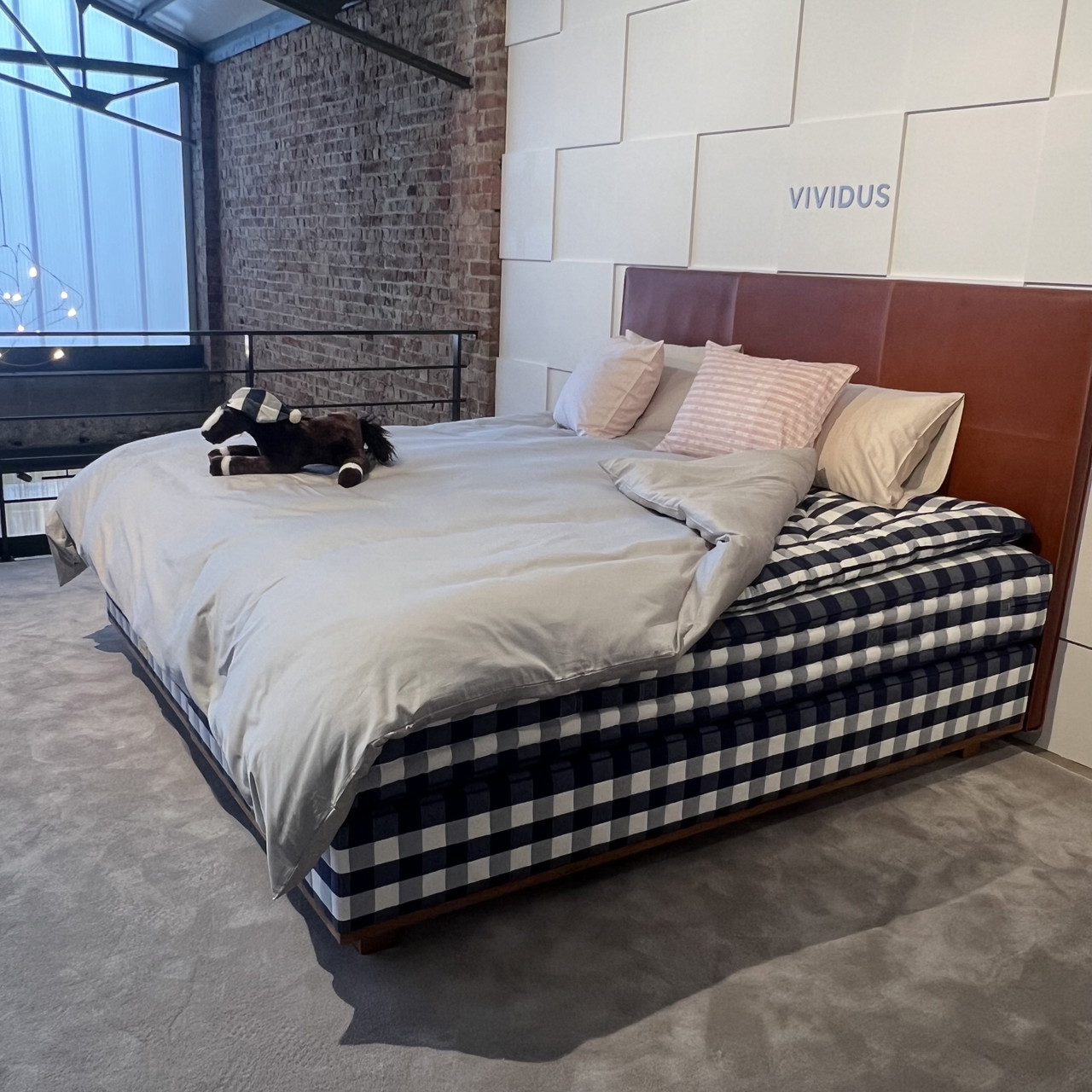Hästens Vividus box spring - 210x210 | €94,995 | Whoppah