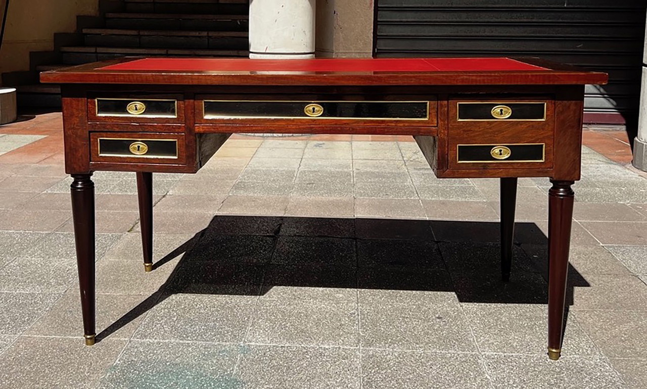 19th century Directoire style desk | €1,200 | Whoppah