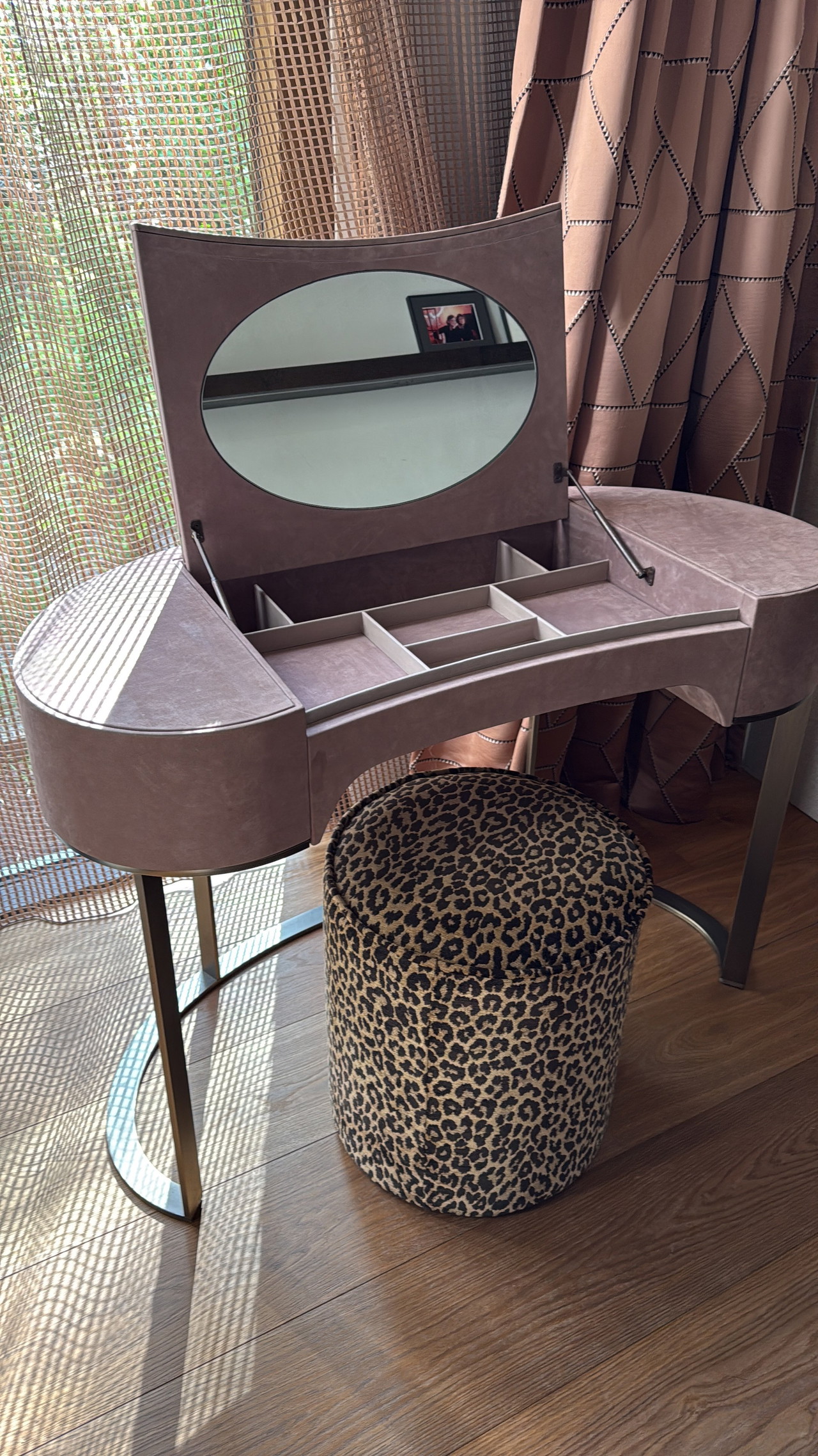 Baxter Yves makeup table | €1,000 | Whoppah