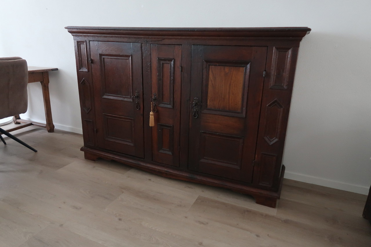 Antieke Dressoirkast/Drankenkast Donker Eiken | €2,500 | Whoppah