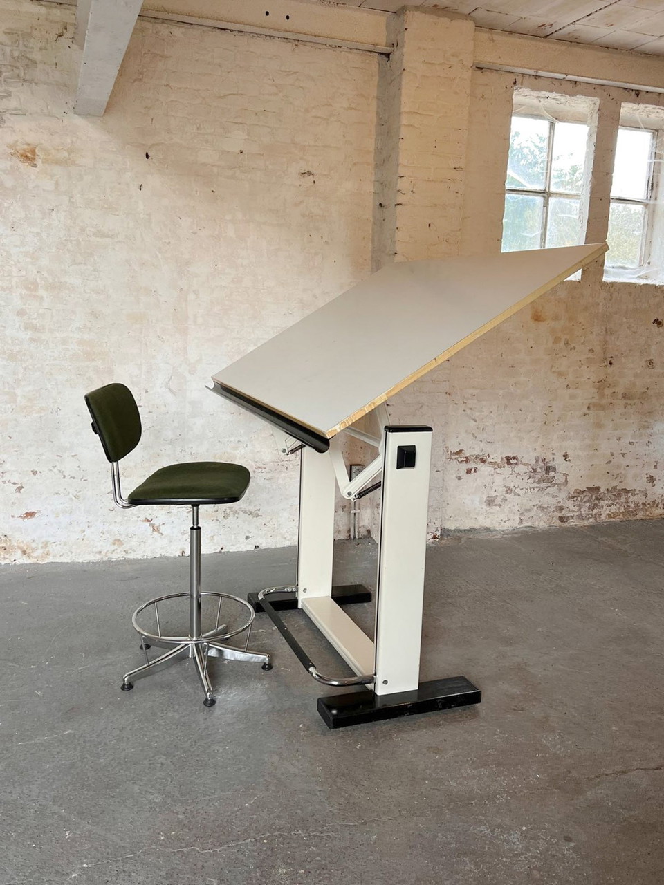 Table d'architecte vintage et chaise design | €495 | Whoppah