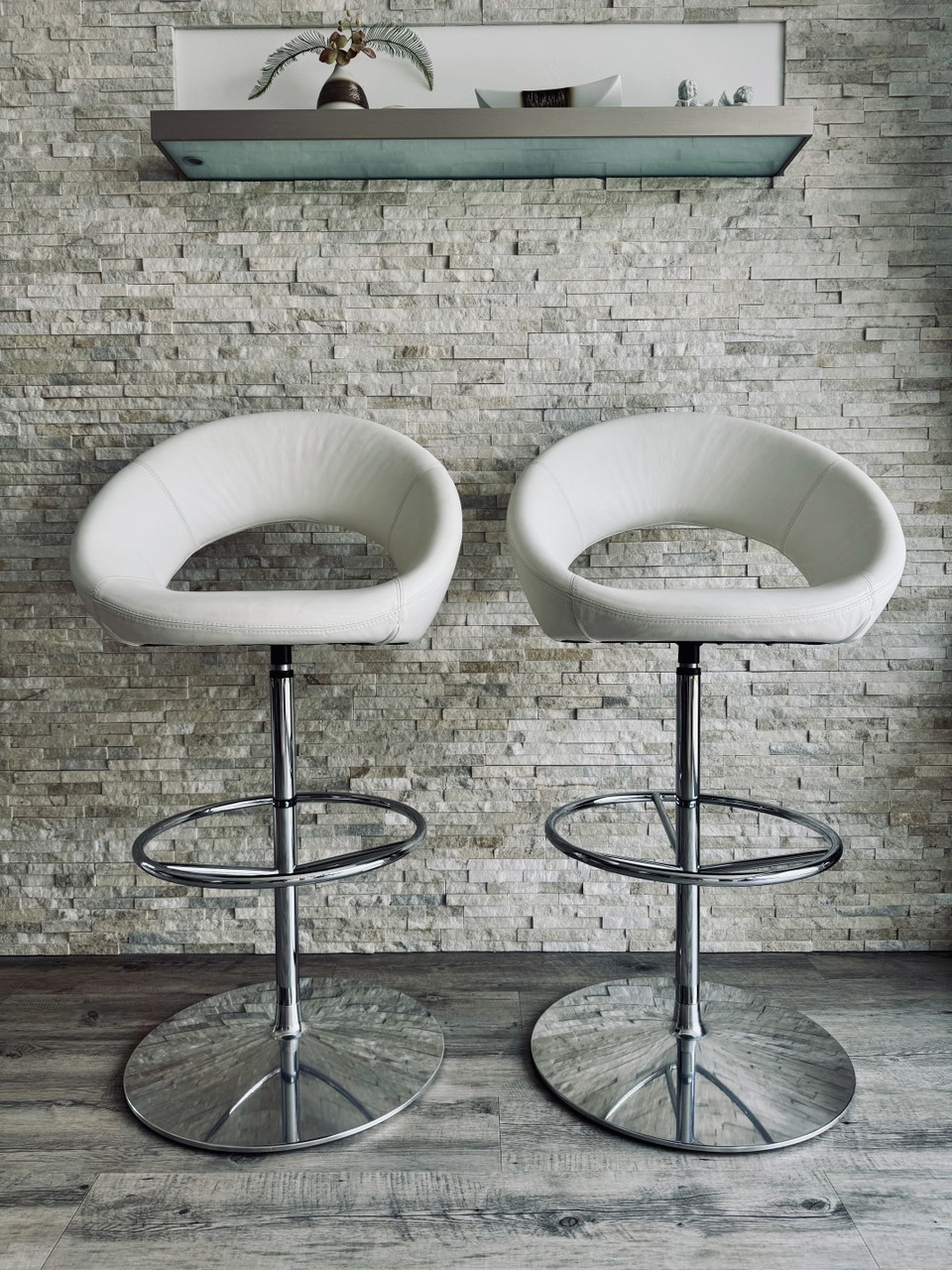 Artifort Nina Bar stool, Leder weiß, Fuß poliertes Aluminium/Chrom, 2 ...