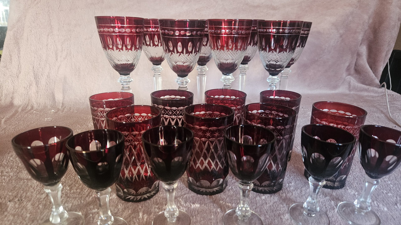 22 Cut To Clear Ruby Red Glass Set | €400 | Whoppah