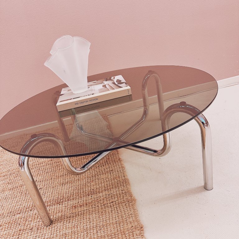 Curved tubular chrome coffee table with round glass top | €556 | Whoppah
