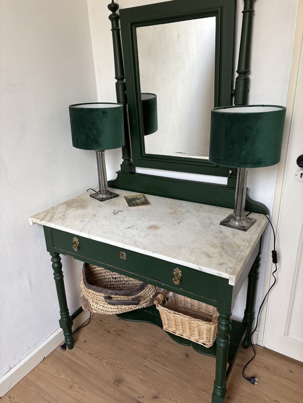 Dark Green Dressing Table With Mirror And Marble Top | €130 | Whoppah