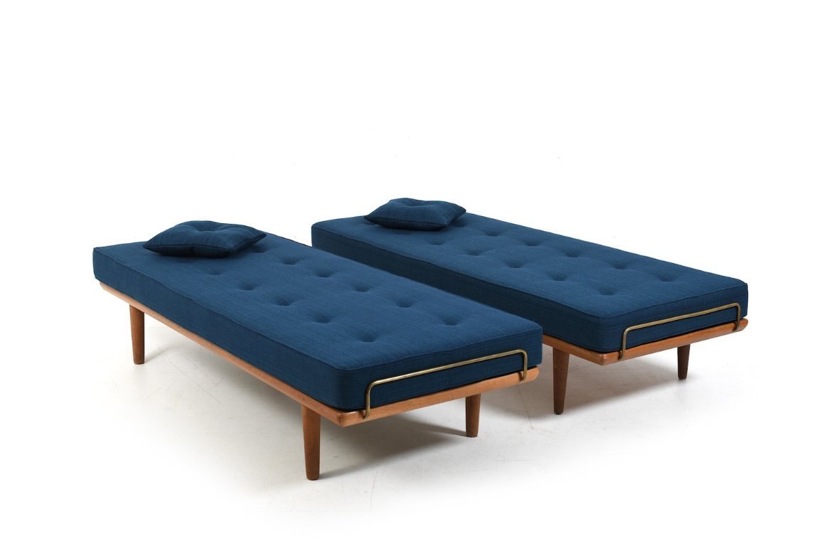 New Upholstered Pair of GE-19 Hans Wegner Daybeds | €9,500 | Whoppah