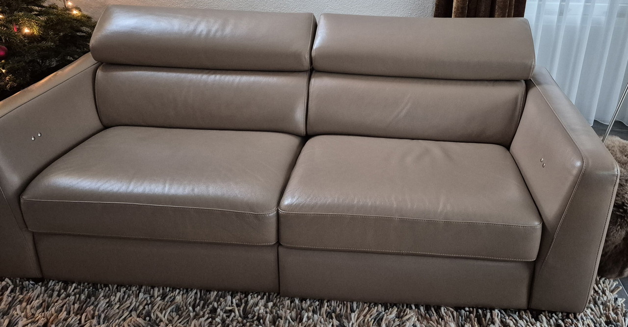 Leather Bench With Electric Footstool | €550 | Whoppah