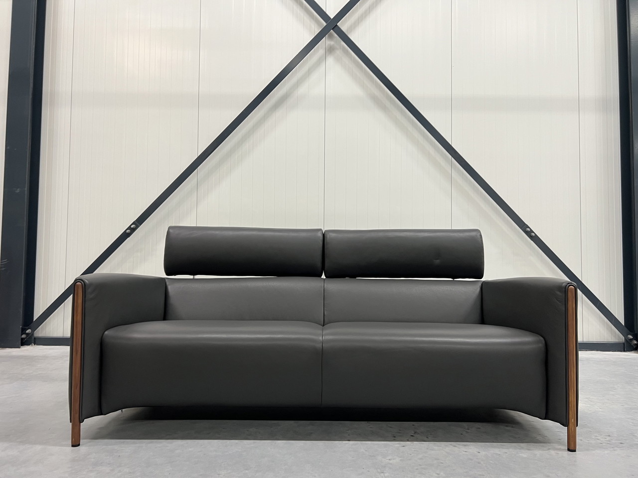 Leolux Goncharov Sofa 3 Seater Gray Arkadia Leather | €2,650 | Whoppah