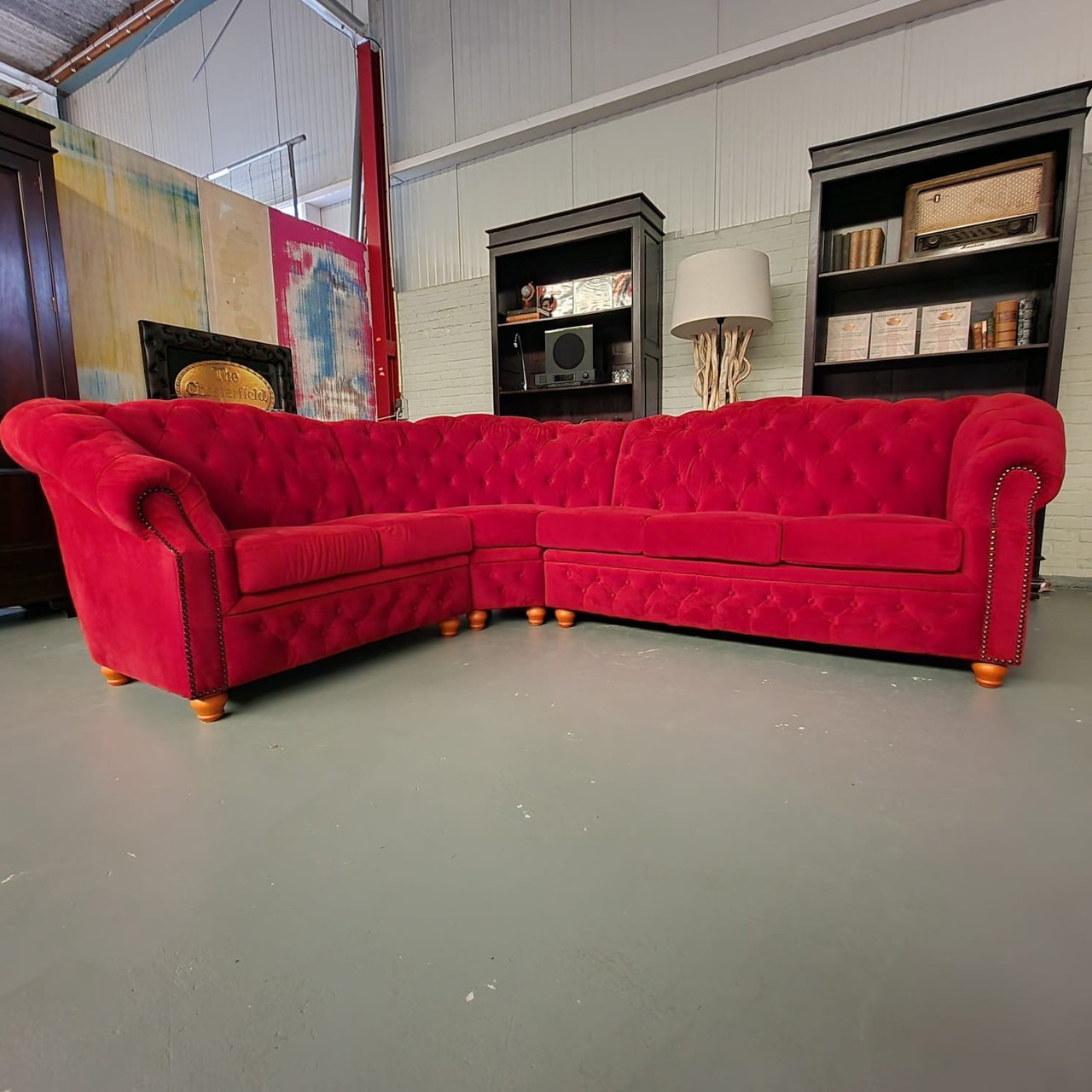 Klassisches Chesterfield 3×2 Ecksofa - Roter Stoff | €2,800 | Whoppah