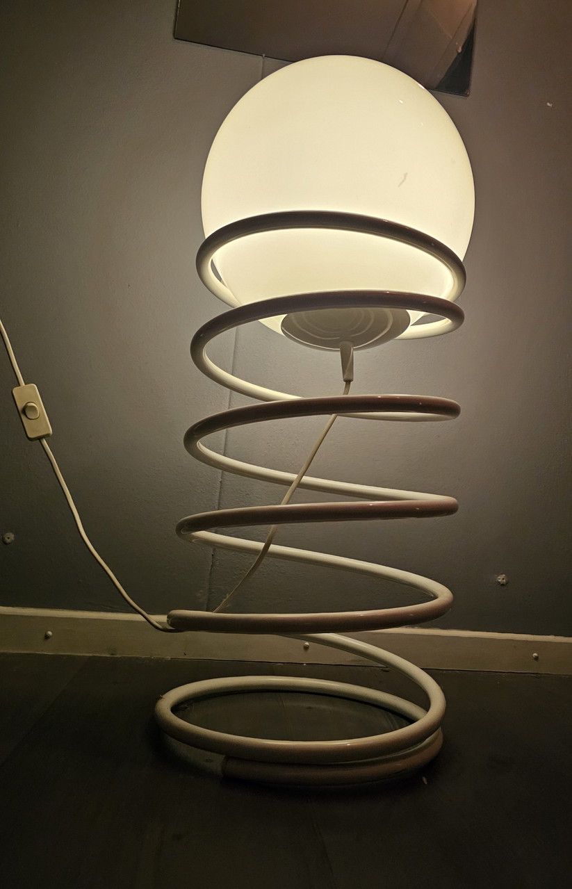 Vintage WOJA spiral floor lamp white. | €425 | Whoppah