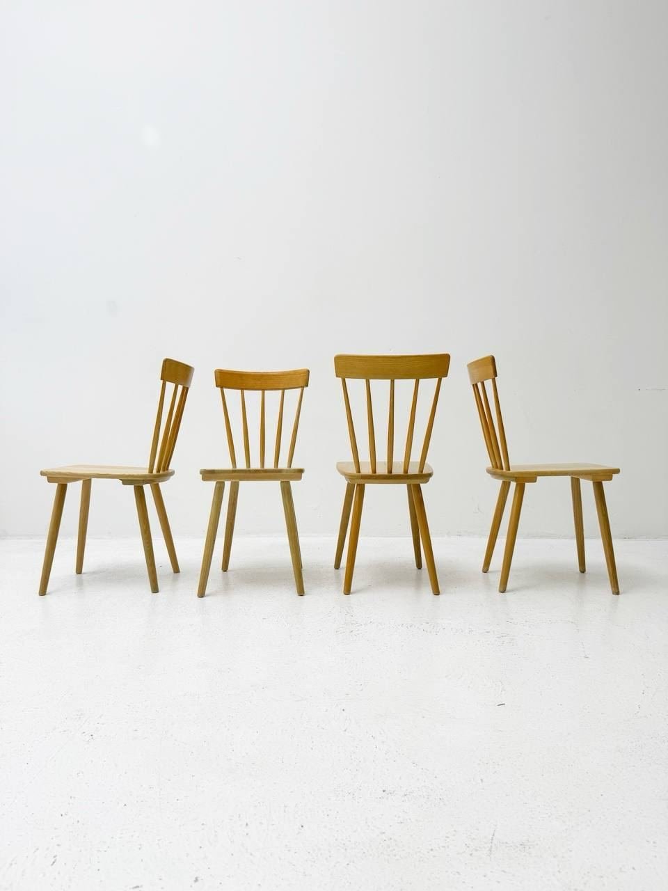 Set of 4 timeless rung chairs from Victoria-Möbel | €2,093 | Whoppah