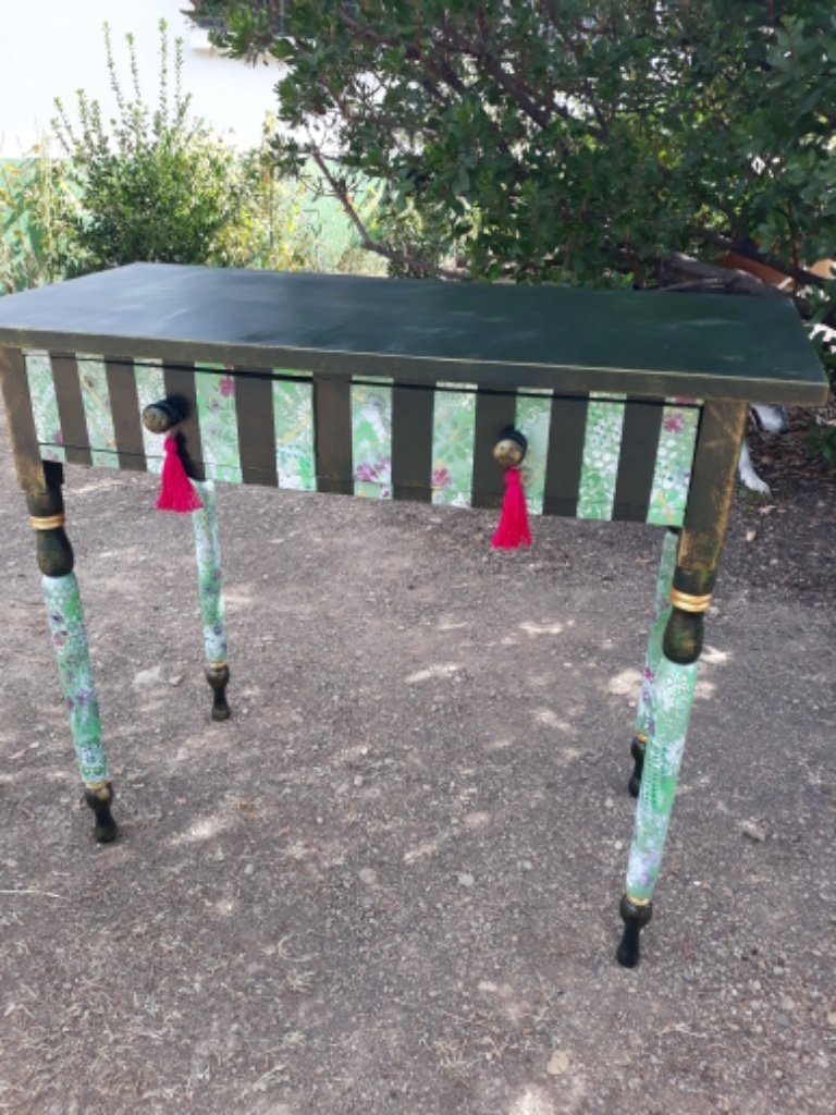 Console recyclée peinte à la main | €325 | Whoppah