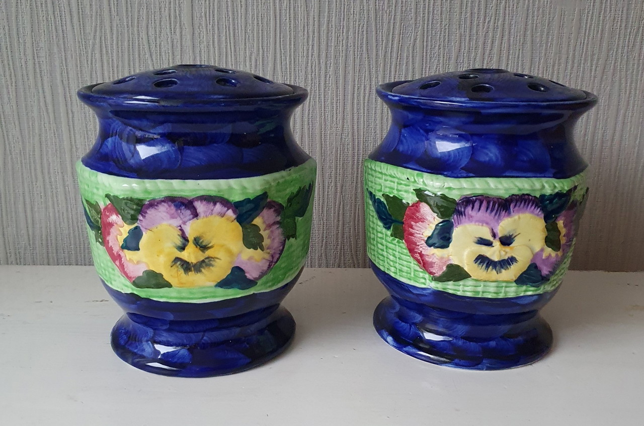 Two "Pique Fleur" from Maling Pottery England | €75 | Whoppah