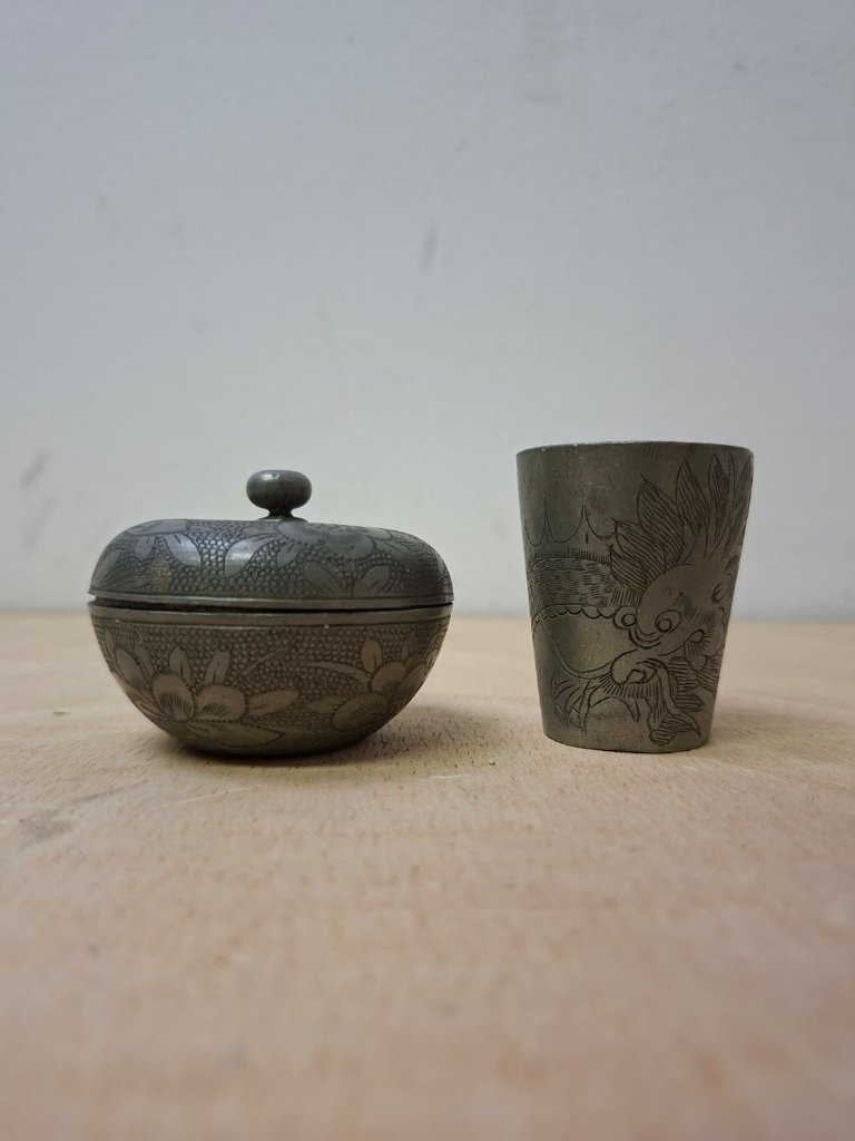 Chinese pewter tray + tea cup Kut Hing Swatow ca. 1950s | €60 | Whoppah