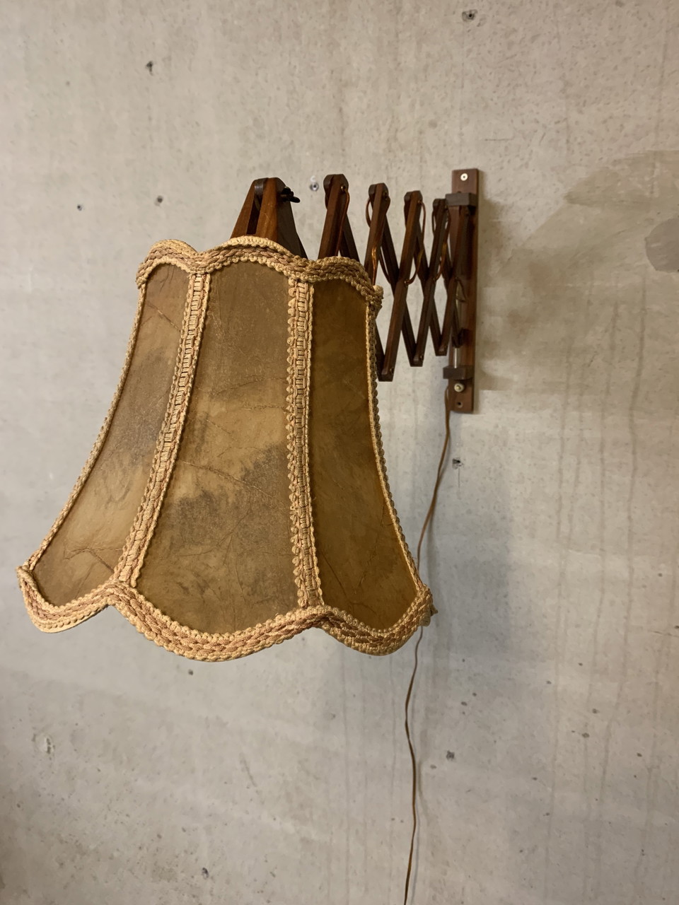Schaarlamp/ harmonica lamp met varkensleren kap | €200 | Whoppah