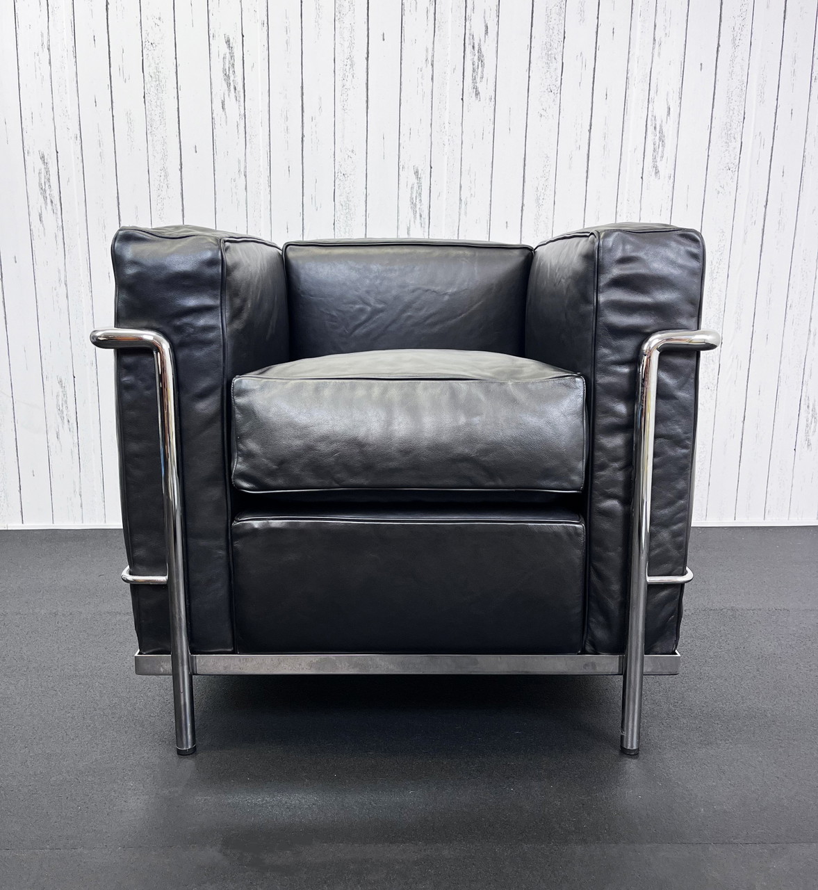 Lc2 Chair Le Corbusier Black Leather Cassina, Charlotte Perriand Seats ...
