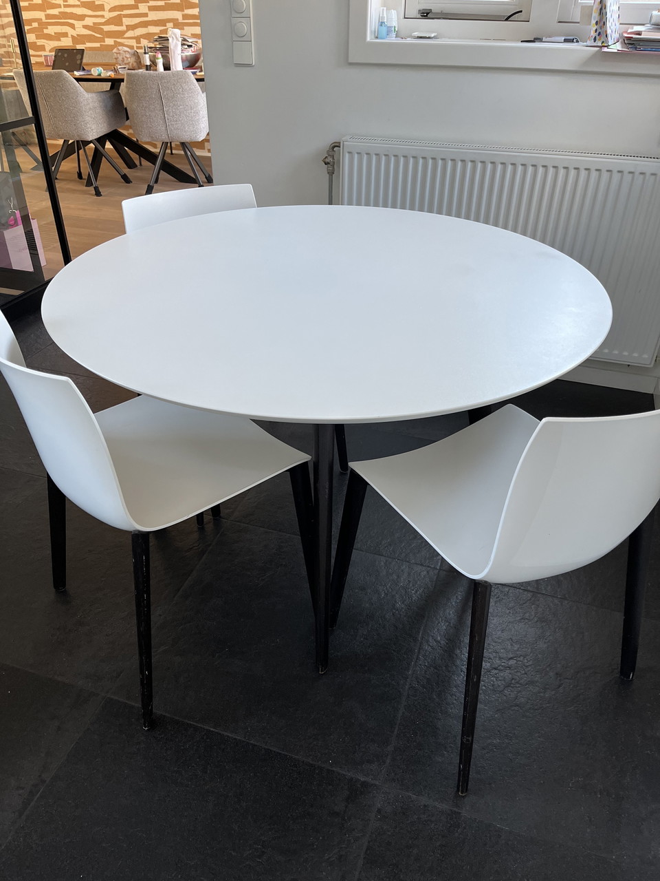 Arper Design Table and Chairs (Catifa 46) White | €325 | Whoppah
