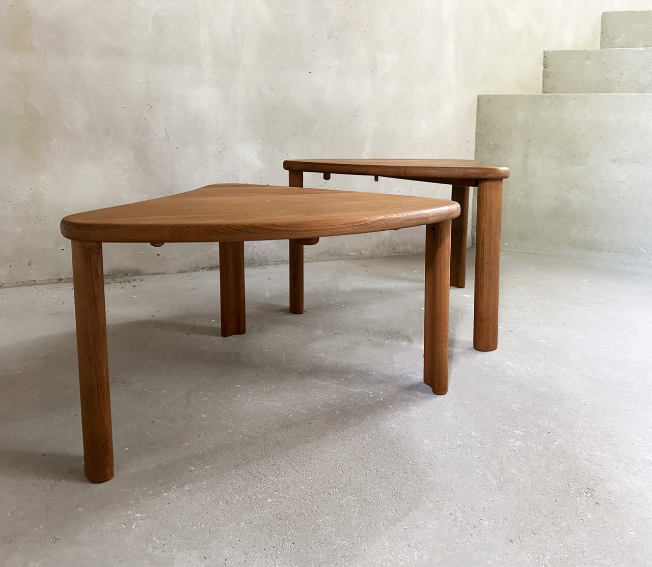 Set of 2 Scandinavian side/saloon tables (1970s) - kidney-shaped with ...