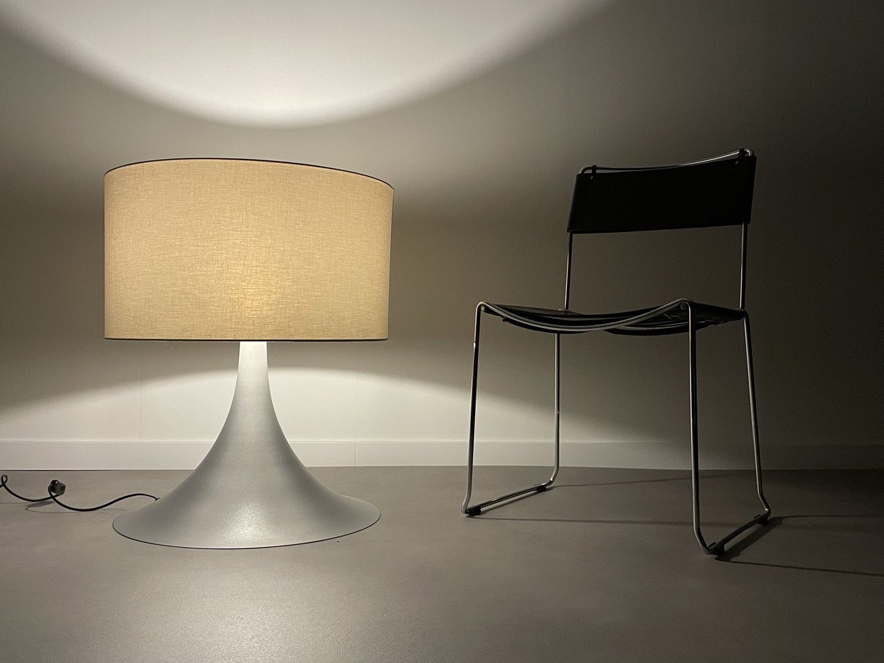 Space Age XL tafellamp | €450 | Whoppah