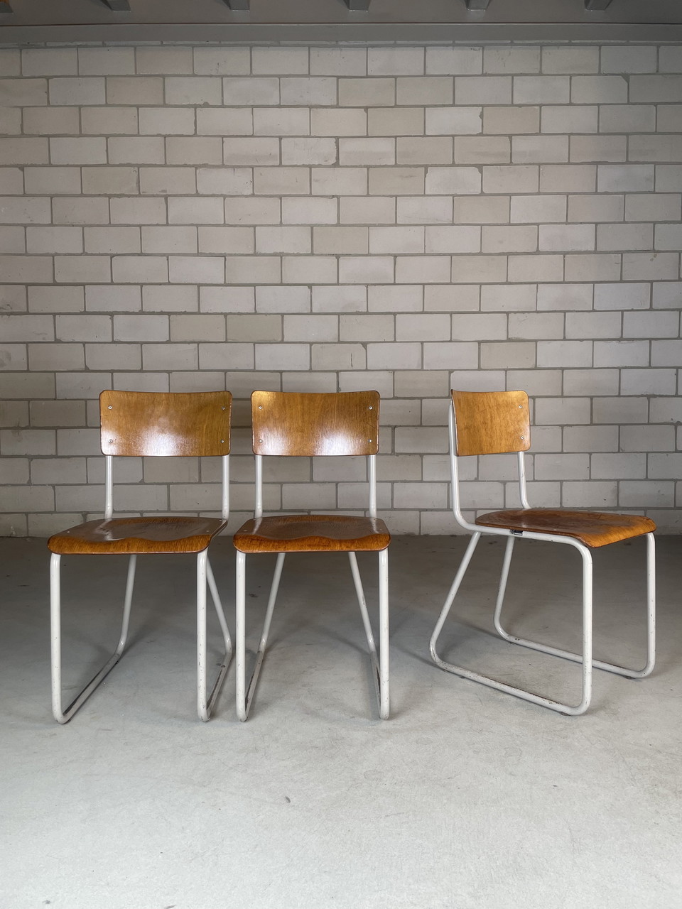 15X Ahrend The Circle Tube Frame Chair | €1,875 | Whoppah