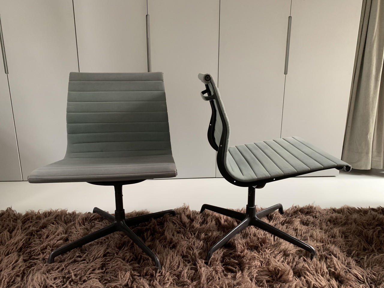 2 sillas Vitra AE 107 verde mar con base gris | €1,000 | Whoppah