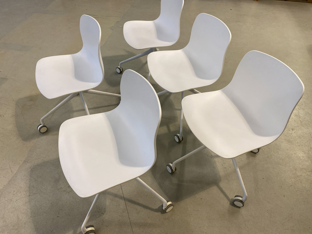 4X Hay Aac14 About A Chair White 2.0 Wheels | €900 | Whoppah