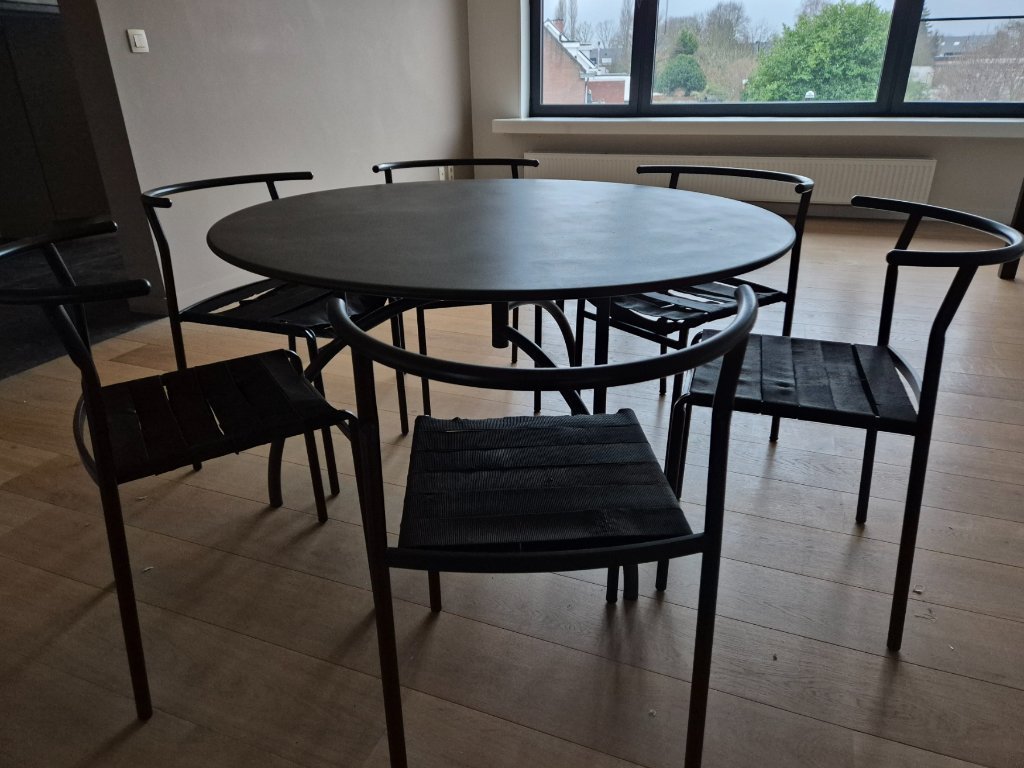 Philippe Starck: Mesa Tippy Jackson con 6 sillas a juego | €1,000 | Whoppah