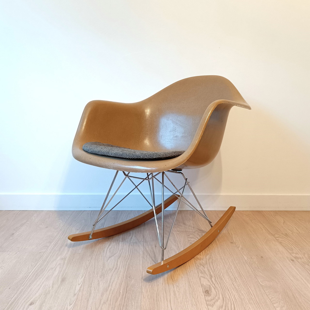 Mid century RAR fiberglass rocking chair by Eames – Vitra | €925 | Whoppah