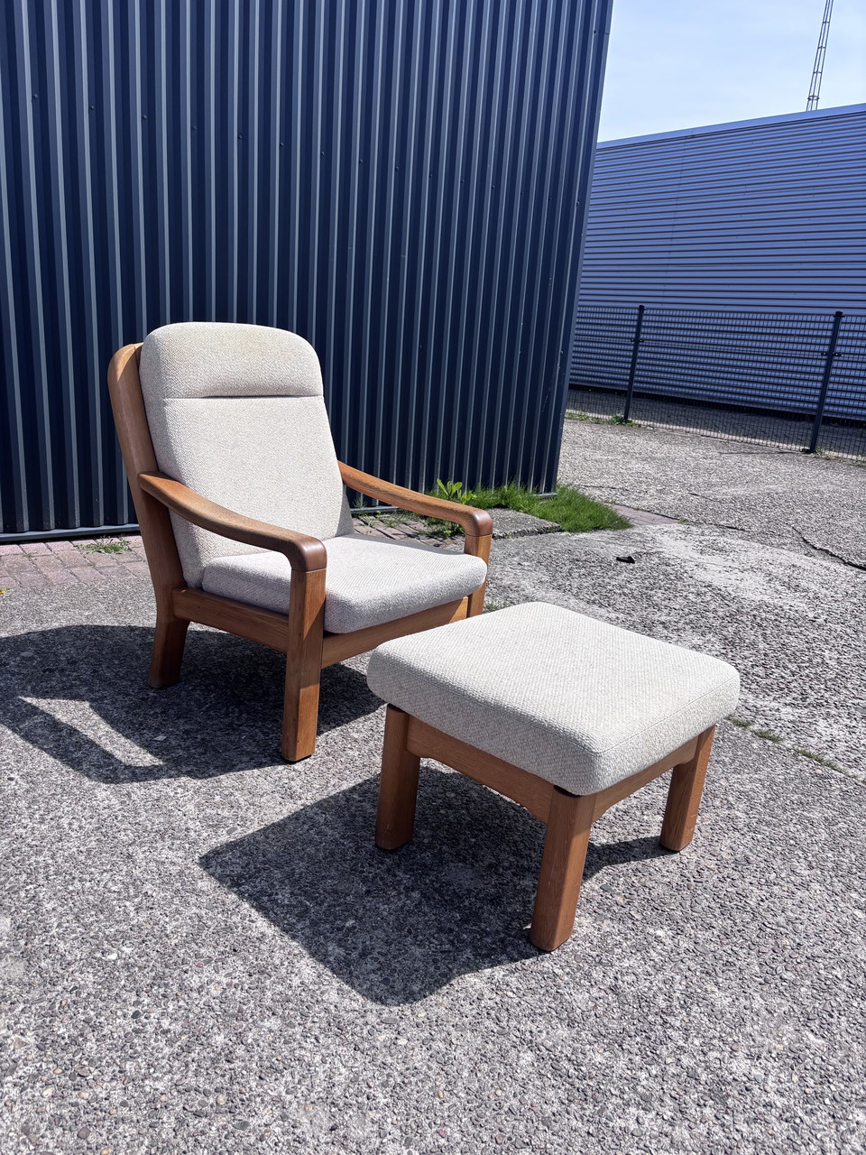 Vintage eiken dyrlund design easy chair met poef | €310 | Whoppah