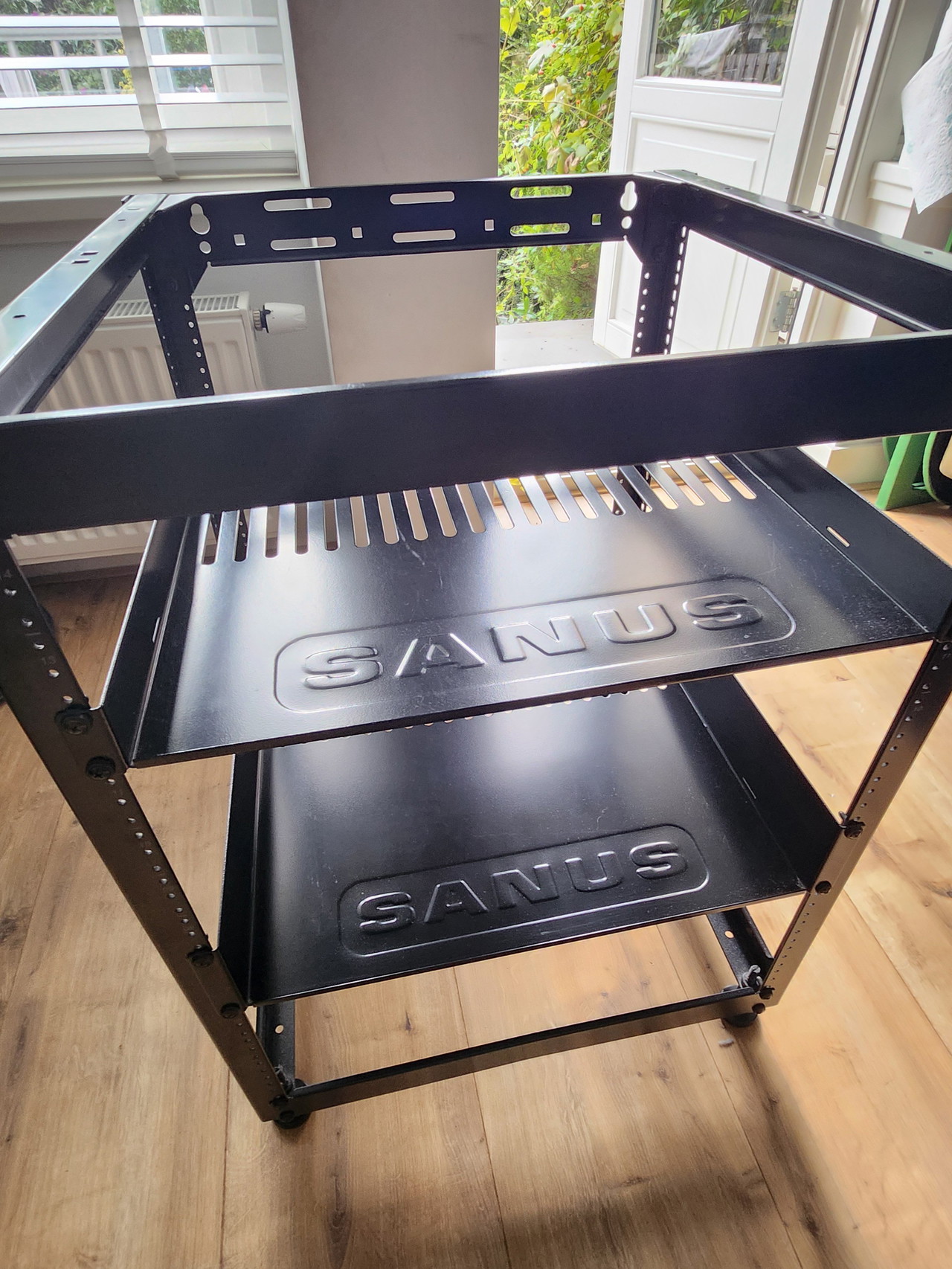 SANUS AV Rack stackable open frame | €200 | Whoppah