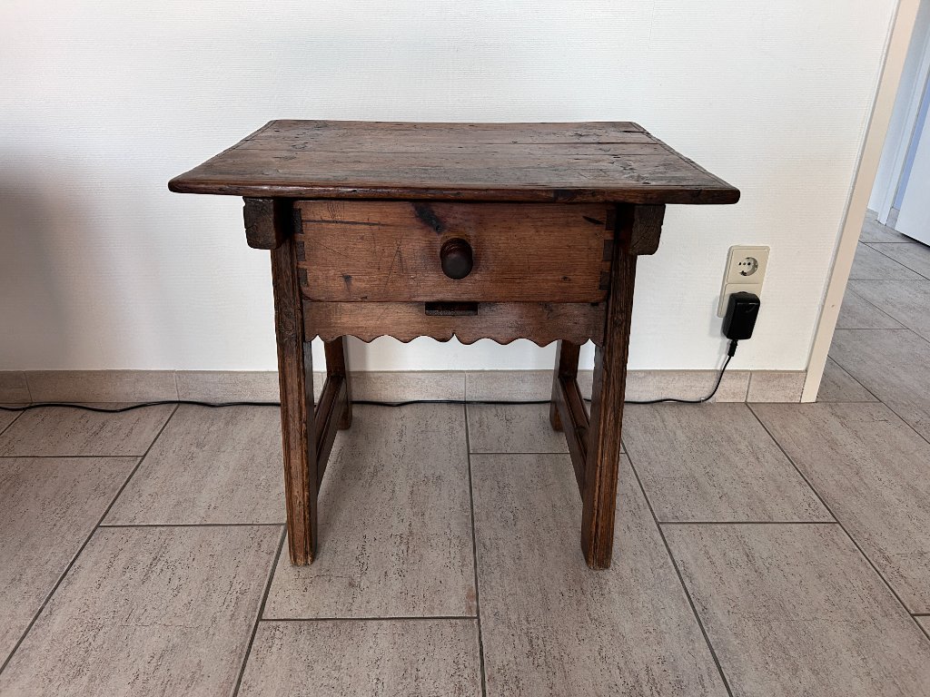 Antique Spanish payment table | €350 | Whoppah