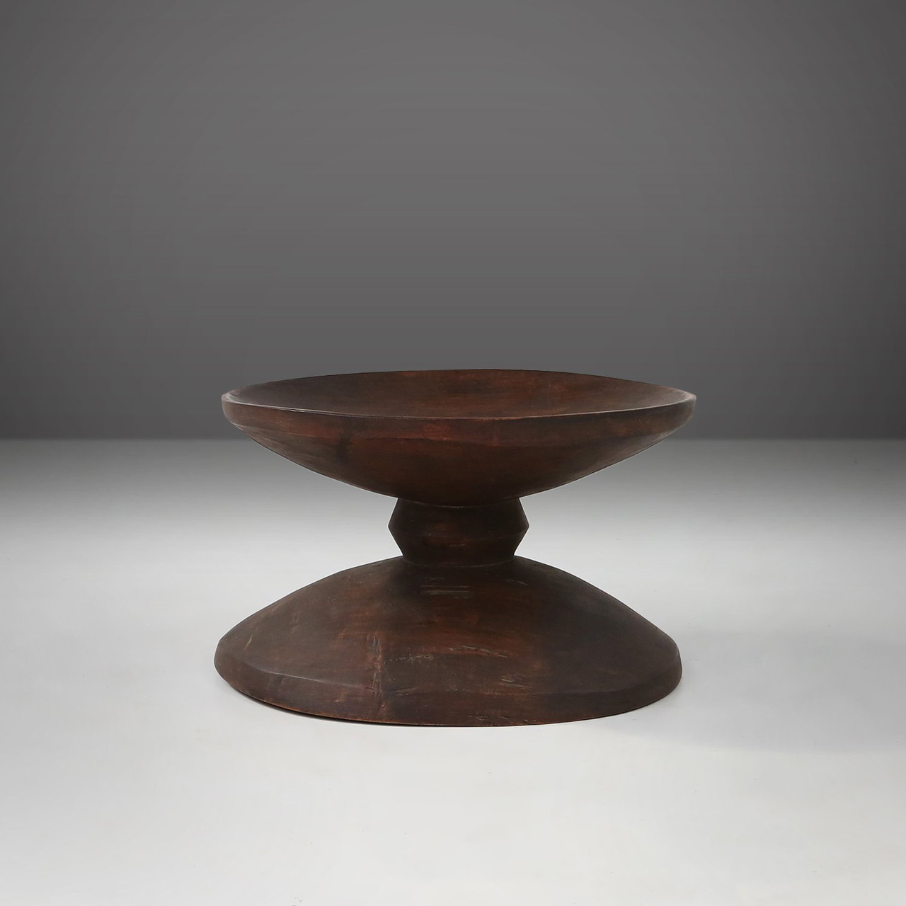 Large African Tree Trunk Bowl in Oak, 1950s | €300 | Whoppah