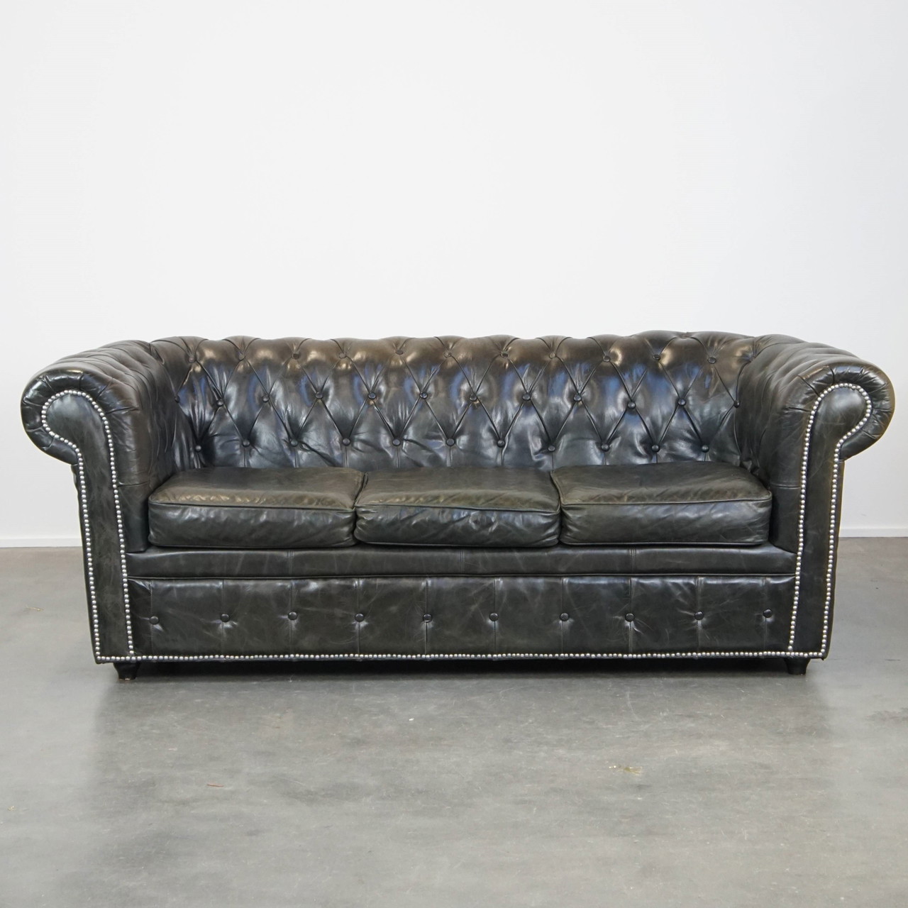 Black Beef Leather Chesterfield Sofa | €1,875 | Whoppah