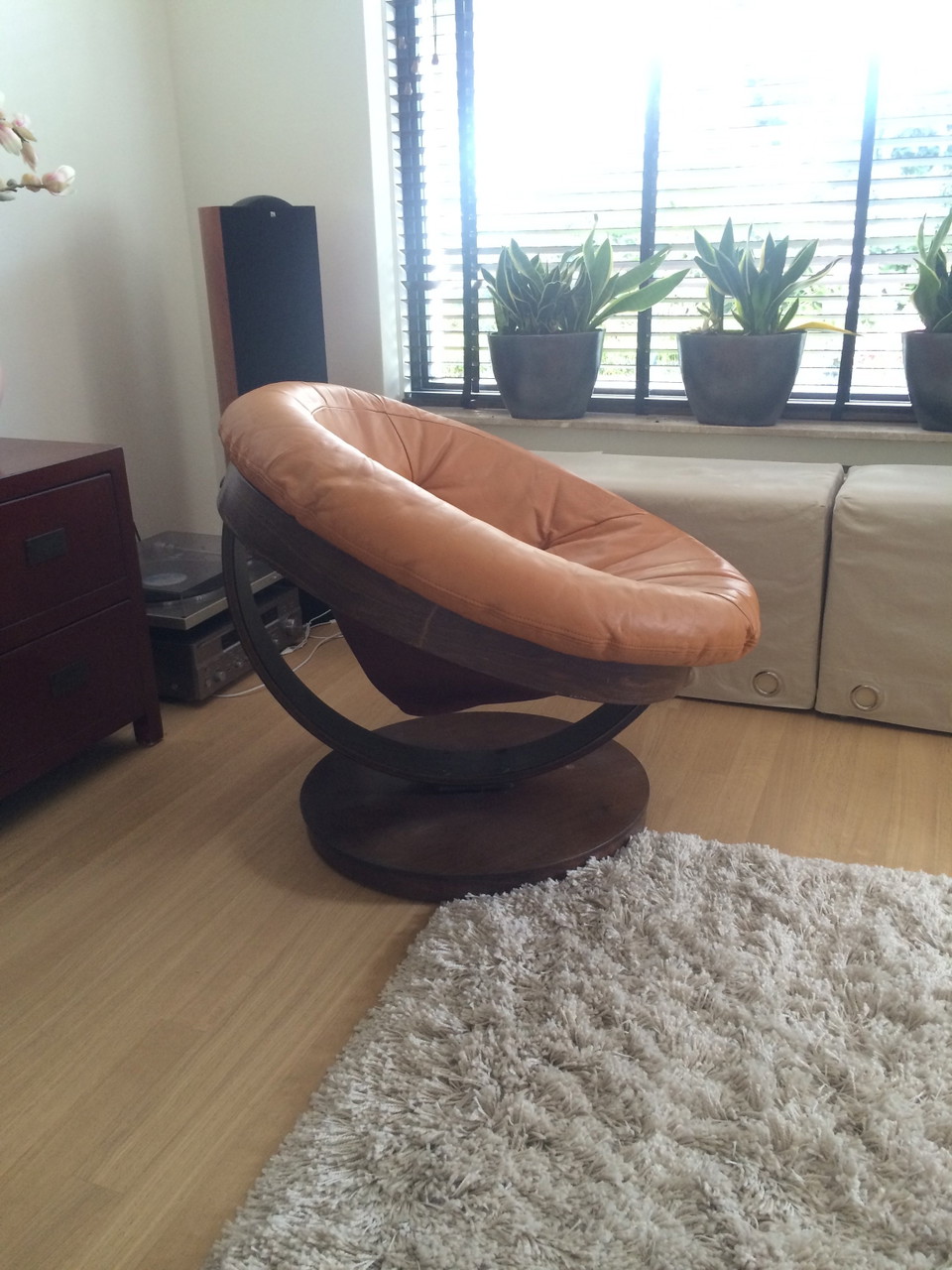 Fauteuil boule en cuir vert, design scandinave du milieu du XXe siècle ...
