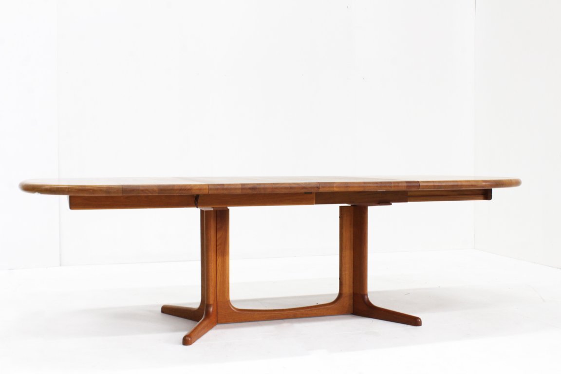 Mesa de comedor ovalada extensible vintage Glostrup danesa de teca maciza | €1,400 | Whoppah